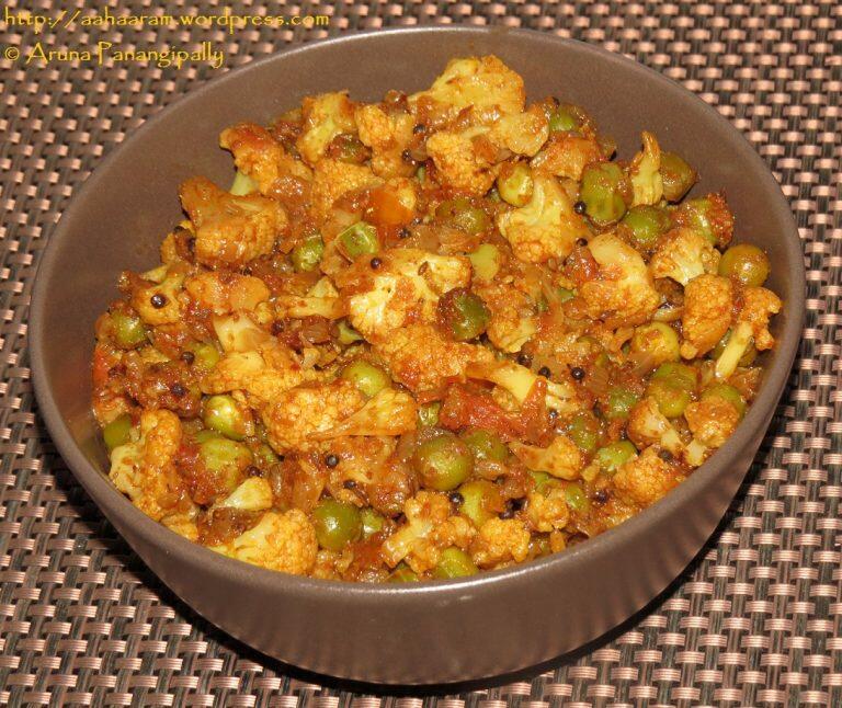 Phool Gobi Aur Matar ki Bhaji (Cauliflower and Peas Curry) - ãhãram