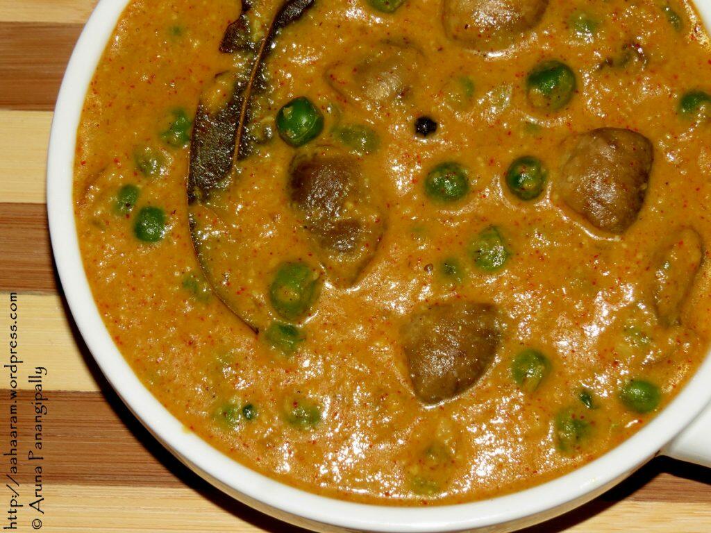 Shahi Dhingri Mutter (Mushrooms and Peas in a Rich Gravy) - ãhãram