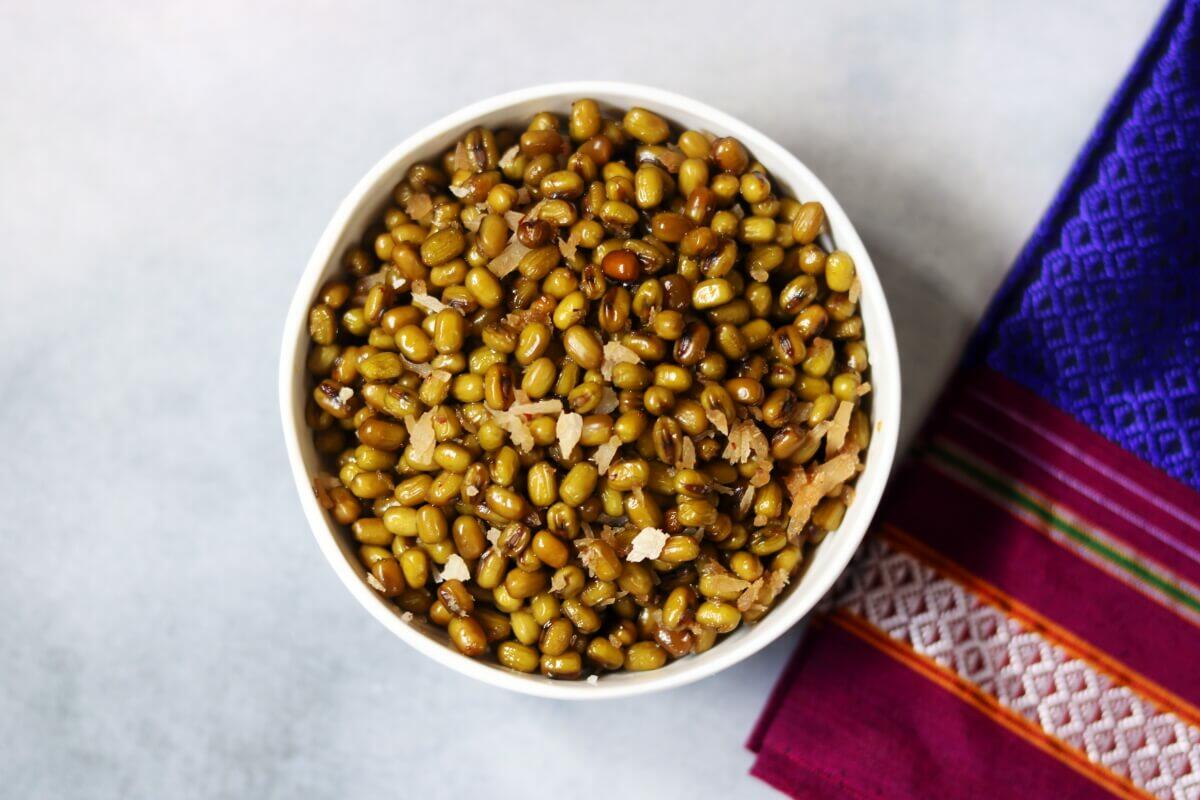 Pachai Payaru Vella Sundal | Sweet Green Moong Sundal - ãhãram